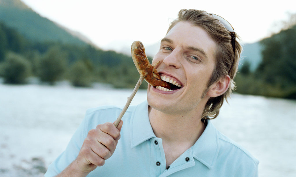 Mann demoliert BMW mit riesiger Wurst - Musikexpress