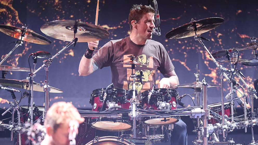 Mann gibt sich als Nickelback-Drummer aus, um Gratis-Equipment ...
