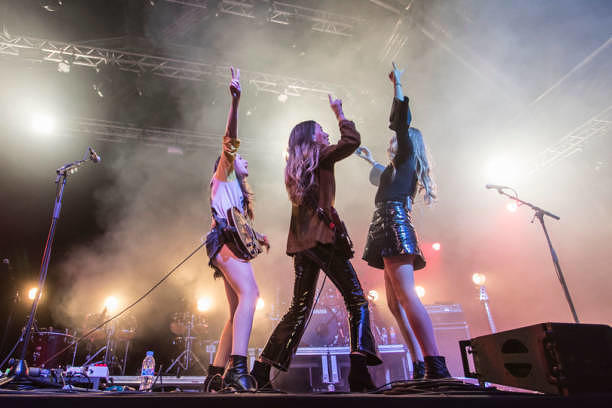 „Now I'm In It“: Haim sprechen in ihrem neuen Song über ihren Kampf mit ...
