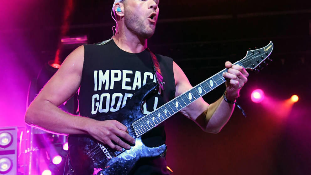 Mitten im Konzert: Killswitch-Engage-Gitarrist bestellt sich Whiskey an ...