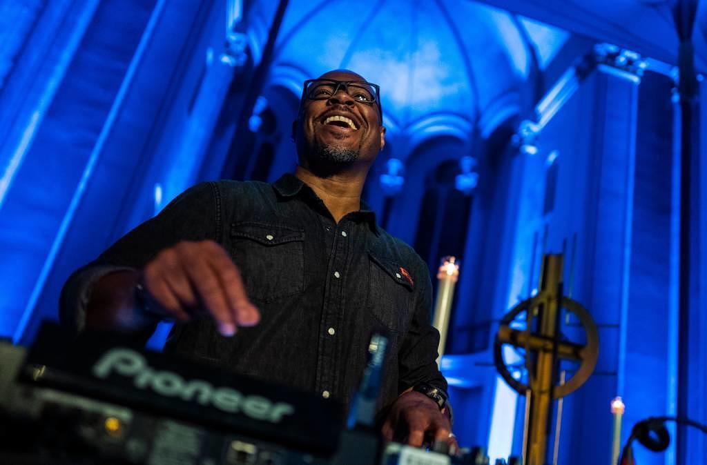 „Is God a DJ?“: Wir haben mit Robert Hood einen Techno-Gottesdienst ...