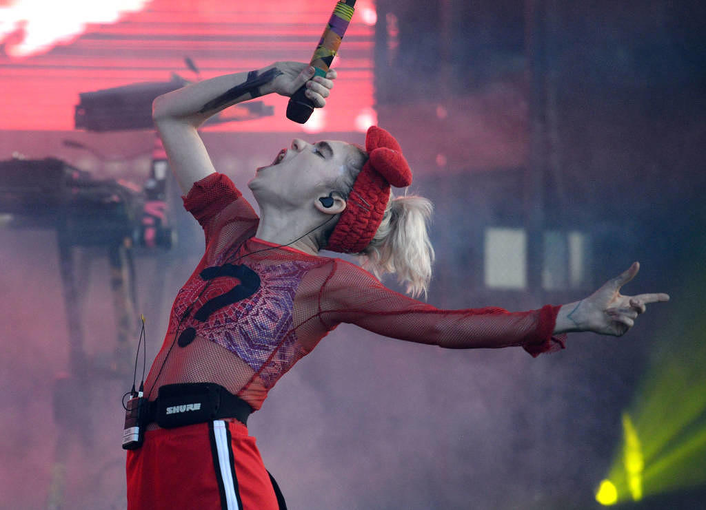 Grimes veröffentlicht neues Video zu „Violence“ - Musikexpress