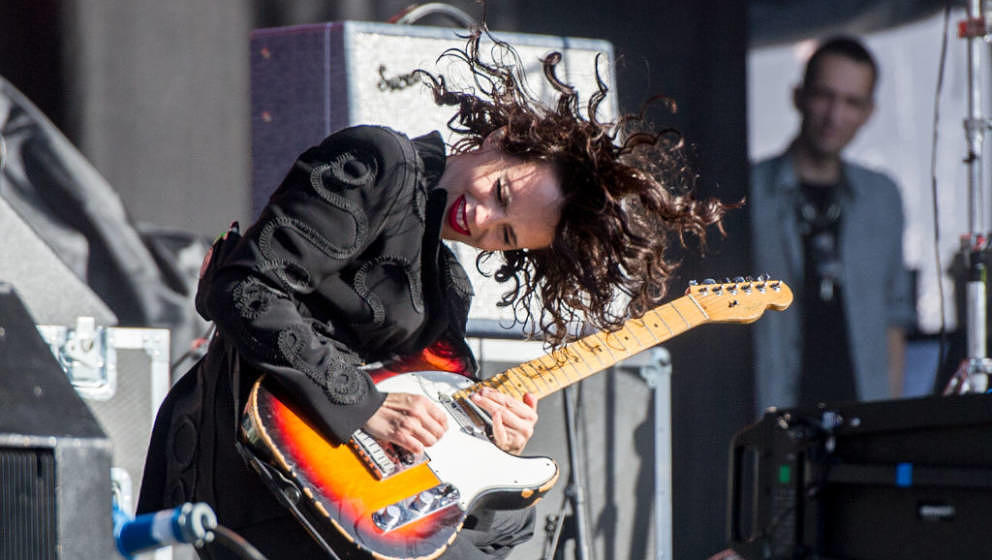 Anna Calvi und Courtney Barnett teilen „Don't Beat The Girl Out Of My ...