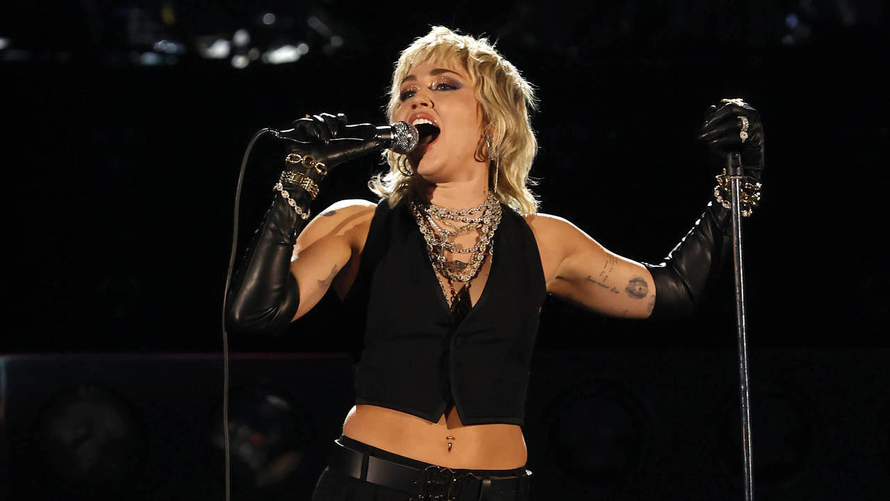 Miley Cyrus covert Cher – erste Einblicke in ihr Pride Month Special ...