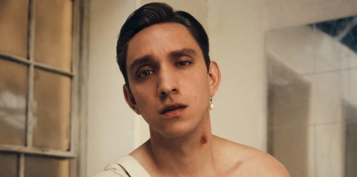 Oliver Sim präsentiert neue Solosingle „Fruit“ und kündigt Deutschland ...