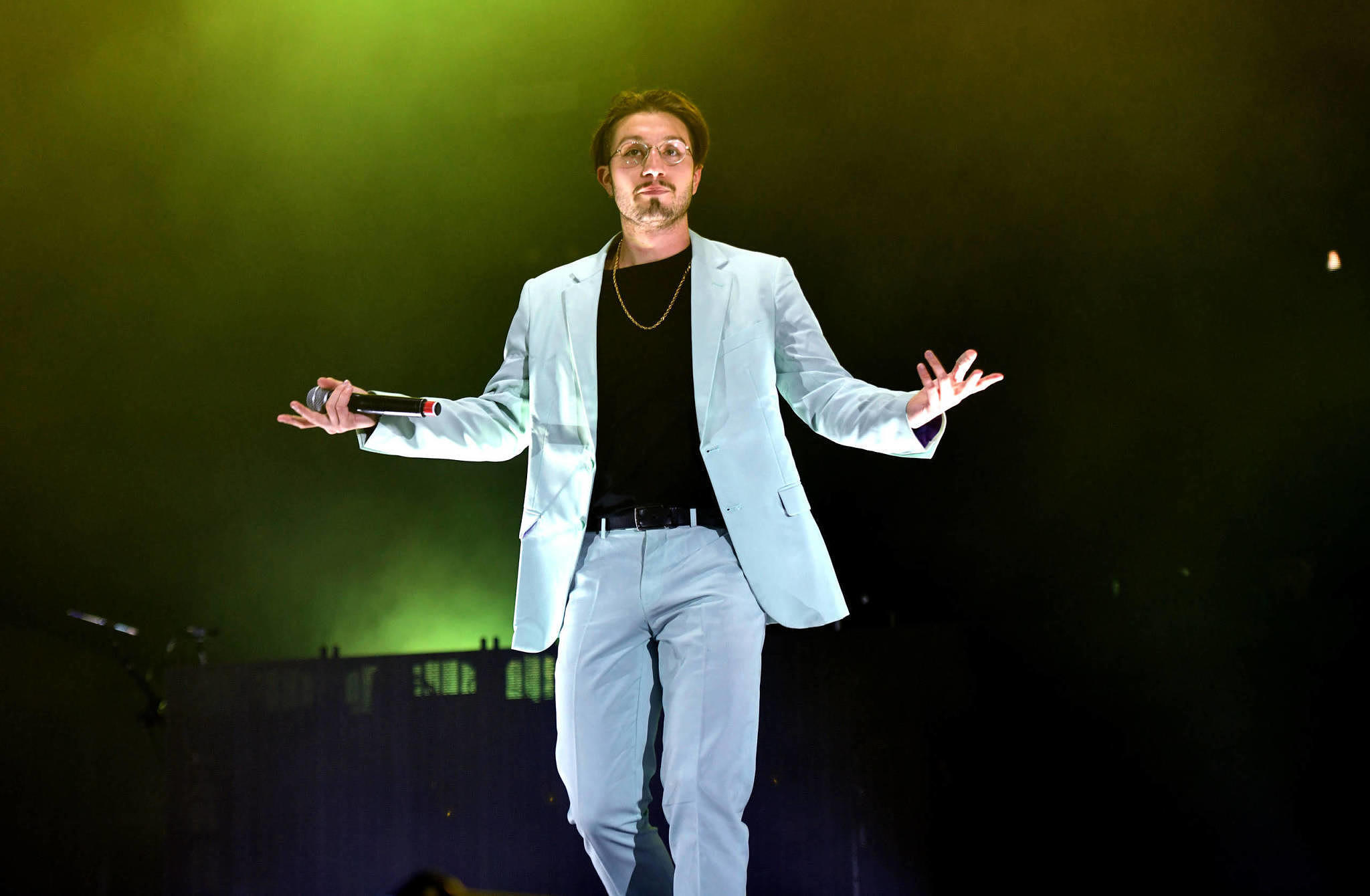 bbno$ flowt zu seiner neuen Single „Mathematics“ zwischen Seniorinnen ...