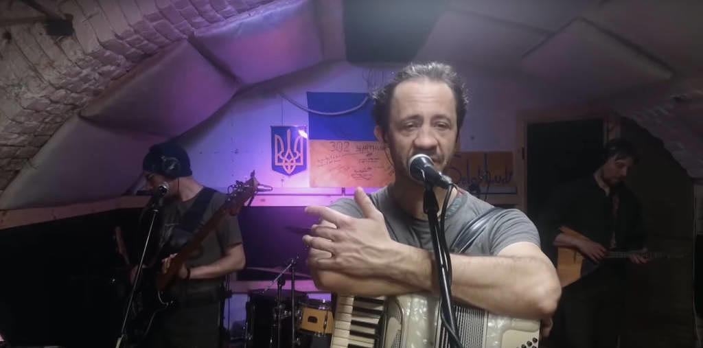Aus dem Keller in Charkiw: Joko & Klaas holen die ukrainische Band Selo ...