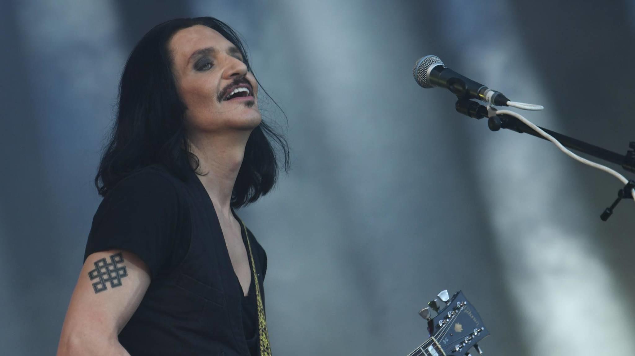 Placebo: Brian Molko wird von italienischer Premierministerin verklagt ...