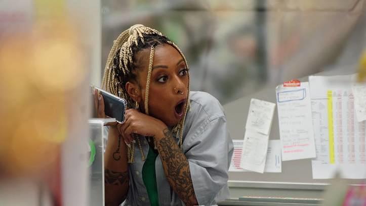 „Alleine sein (olee olay)“: „Die Discounter“-Ladendetektiv Jonas singt ...