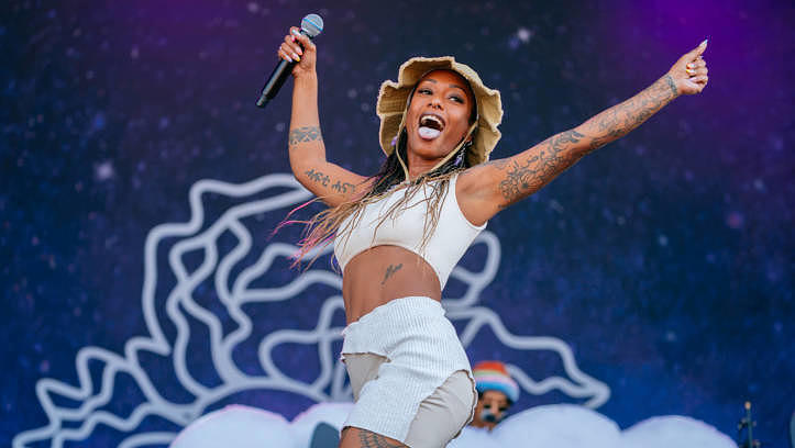 Wegen Sexismus: Nura entfernt private Instagram-Fotos & wirbt für OnlyFans