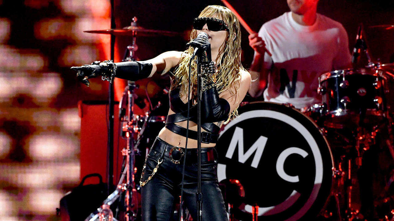 Miley Cyrus kündigt neue Single und Musikvideo für „River“ an ...