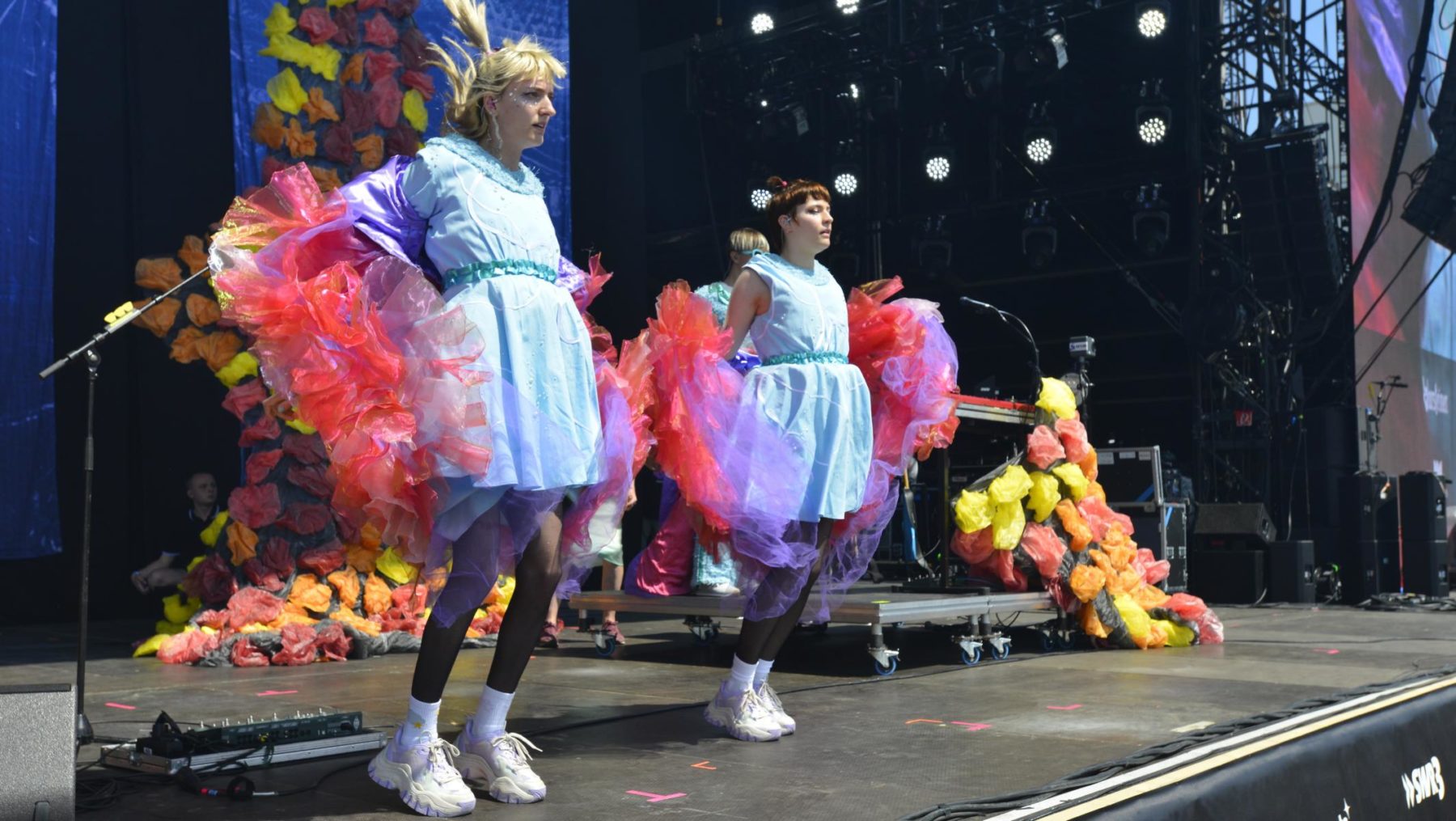 „Wenn Typen cool sind, schnallen sie das auch“: Das längste Blond ...