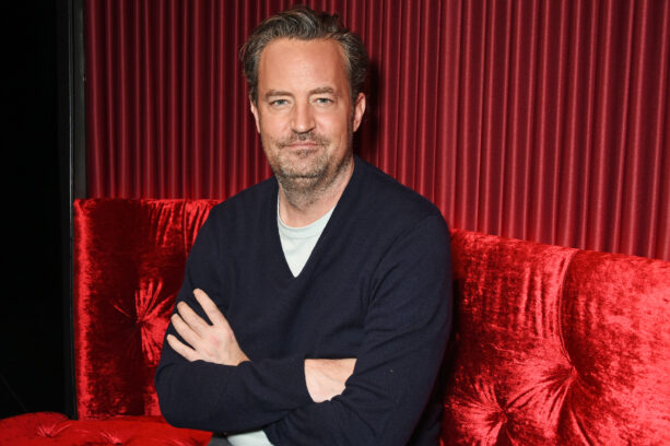 Oasis-Fans gedenken Matthew Perry mit „Saturday Night Live“-Moment ...