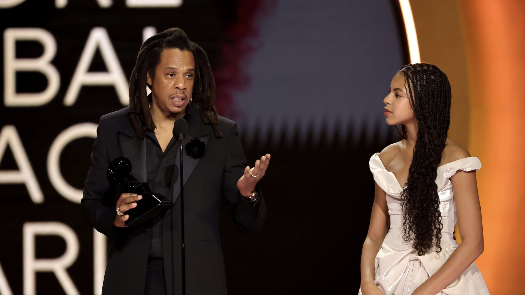 Jay-Z feiert Grammy-Sieg mit großem Cognac-Schluck aus seinem Award