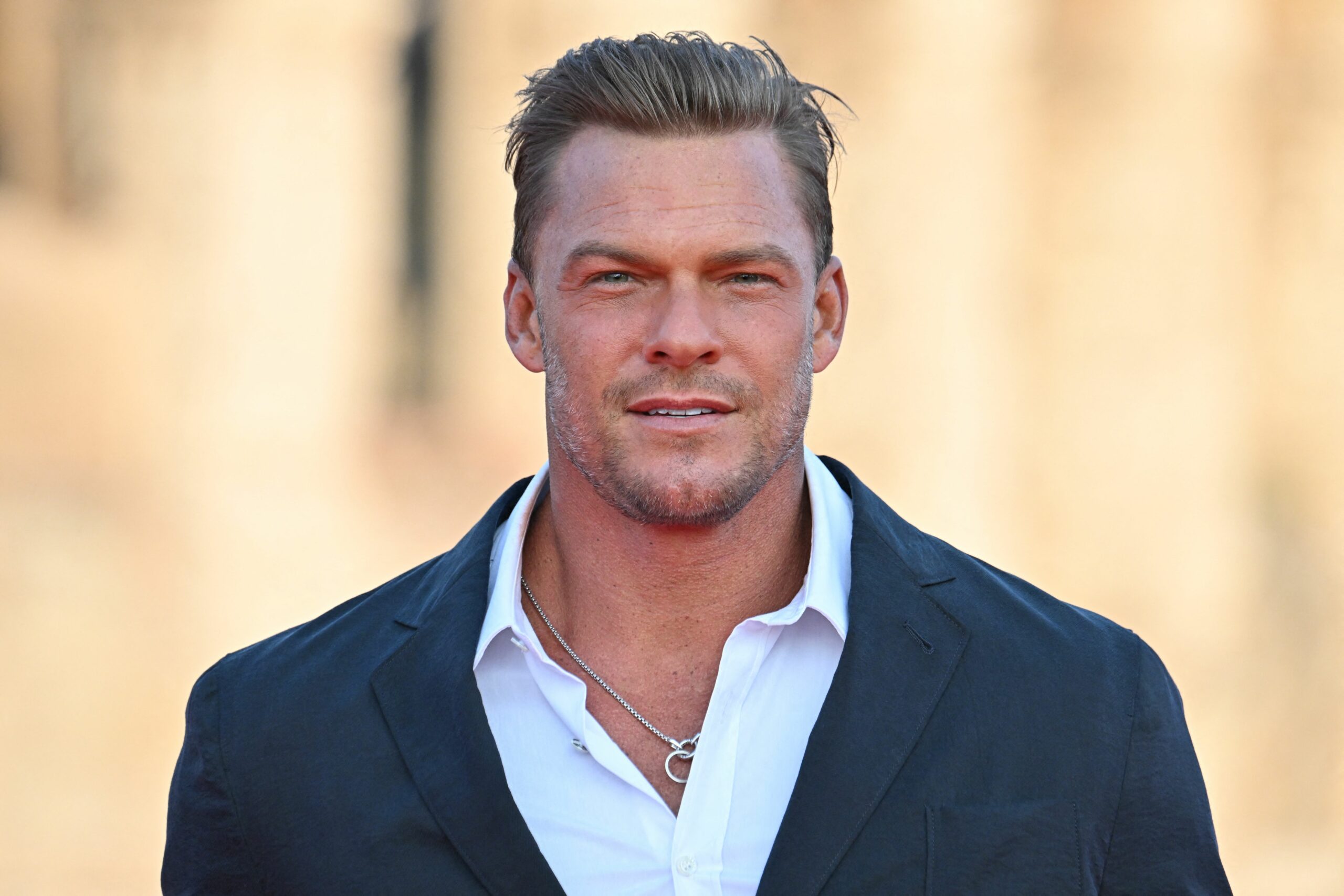 Alan Ritchson Musikexpress