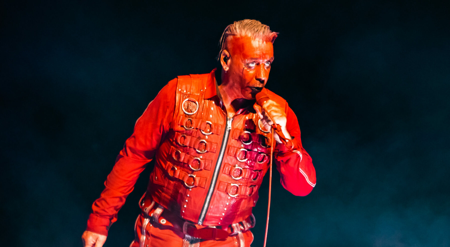 Till Lindemann trotzt Hurrikan – und zeigt Drummer oben ohne - Musikexpress