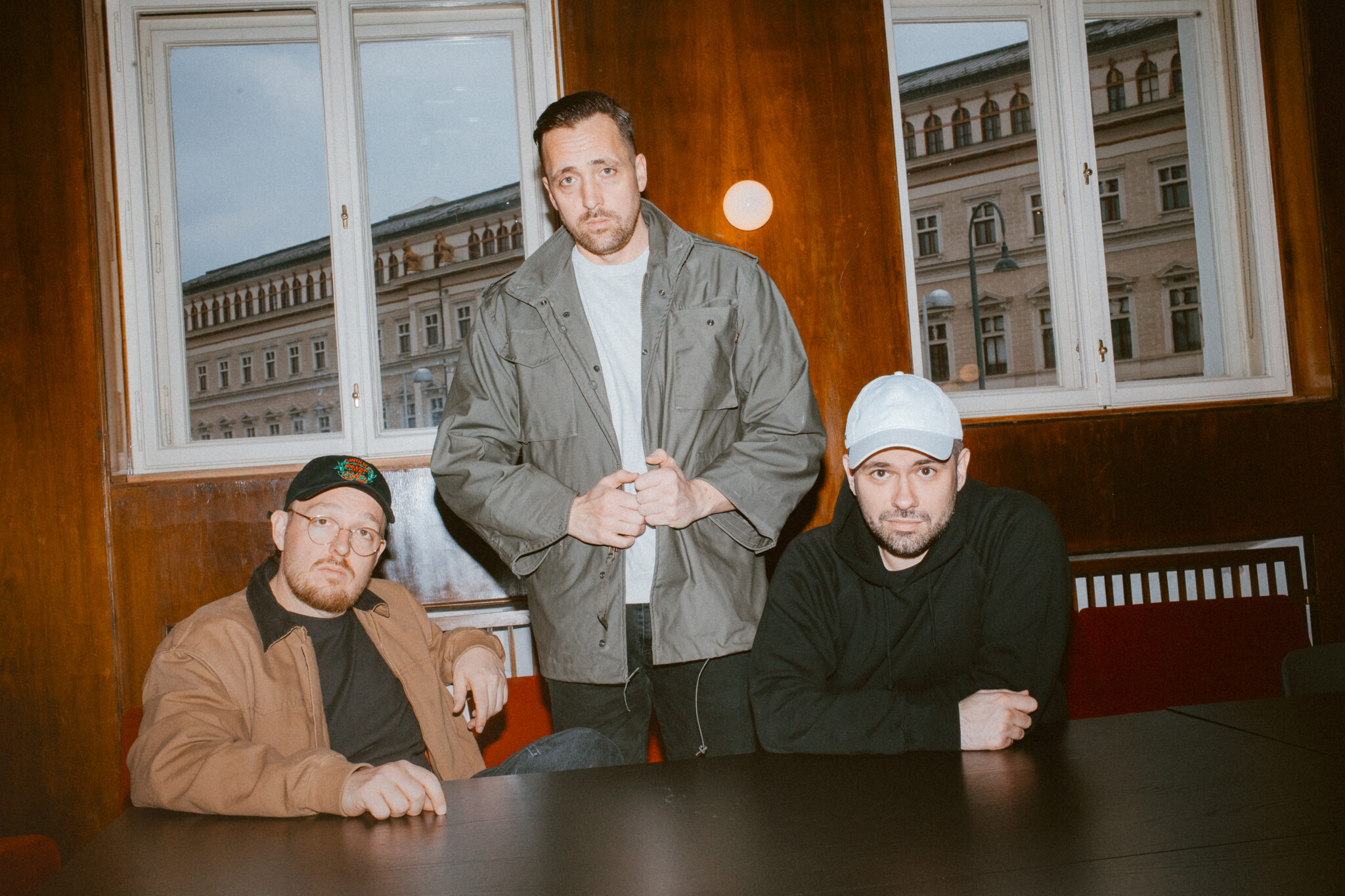 „Alleine sein (olee olay)“: „Die Discounter“-Ladendetektiv Jonas singt ...