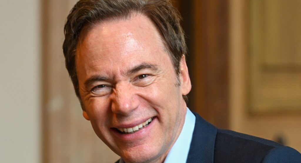 „Alleine sein (olee olay)“: „Die Discounter“-Ladendetektiv Jonas singt ...