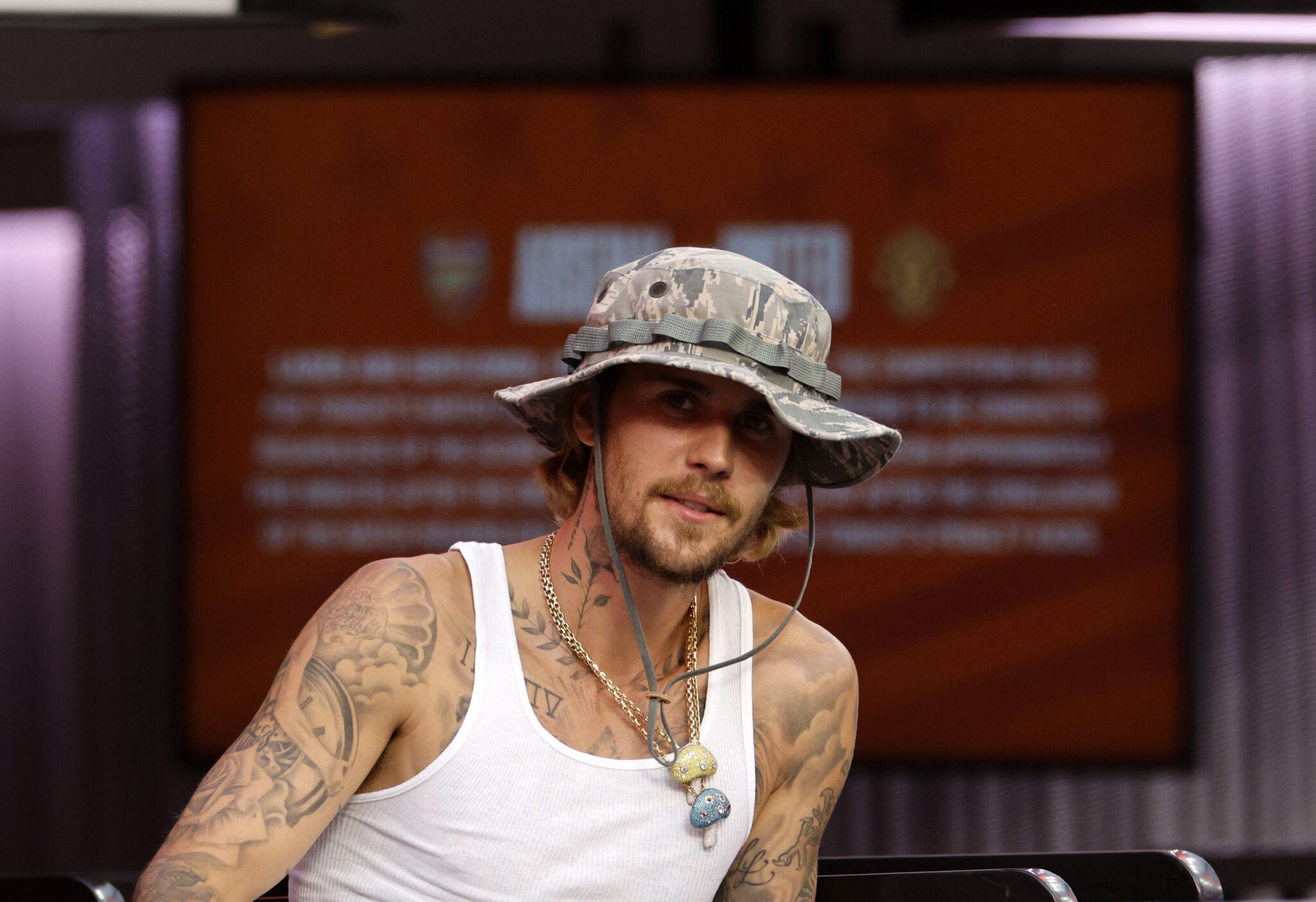 „Alleine sein (olee olay)“: „Die Discounter“-Ladendetektiv Jonas singt ...