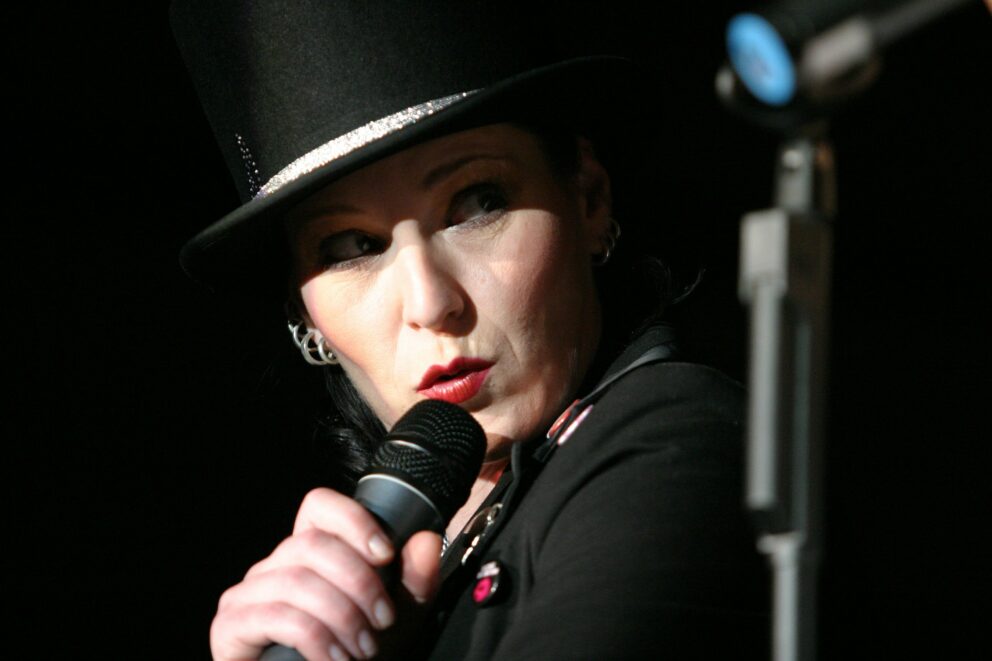 „Alleine sein (olee olay)“: „Die Discounter“-Ladendetektiv Jonas singt ...