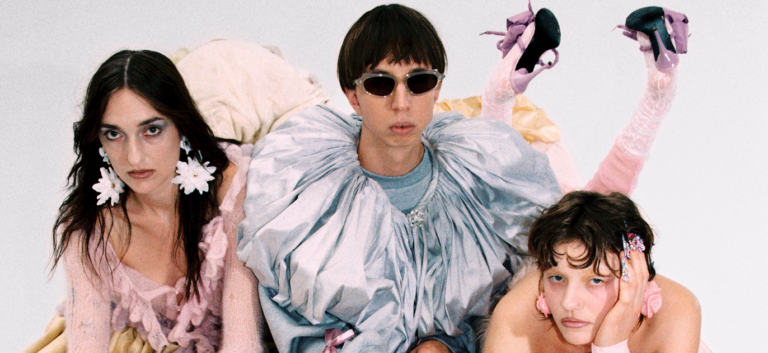 Blond mit ihrer neuen Single „So Hot“