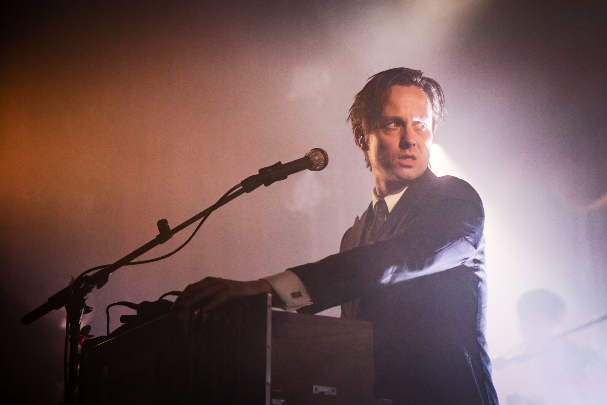 „Alleine sein (olee olay)“: „Die Discounter“-Ladendetektiv Jonas singt ...